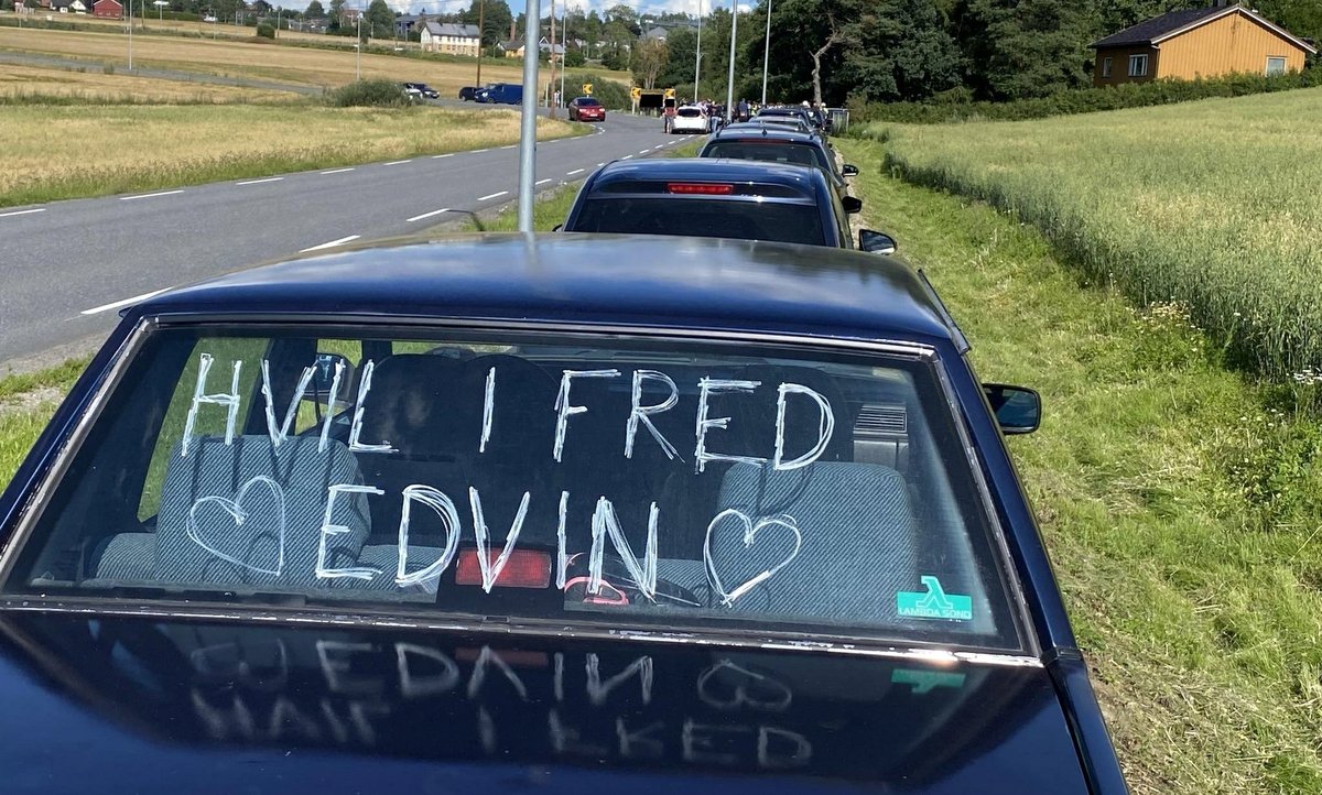 Hedret Edvin (19) med bilkortesje: - Vi støtter hverandre - Indre24